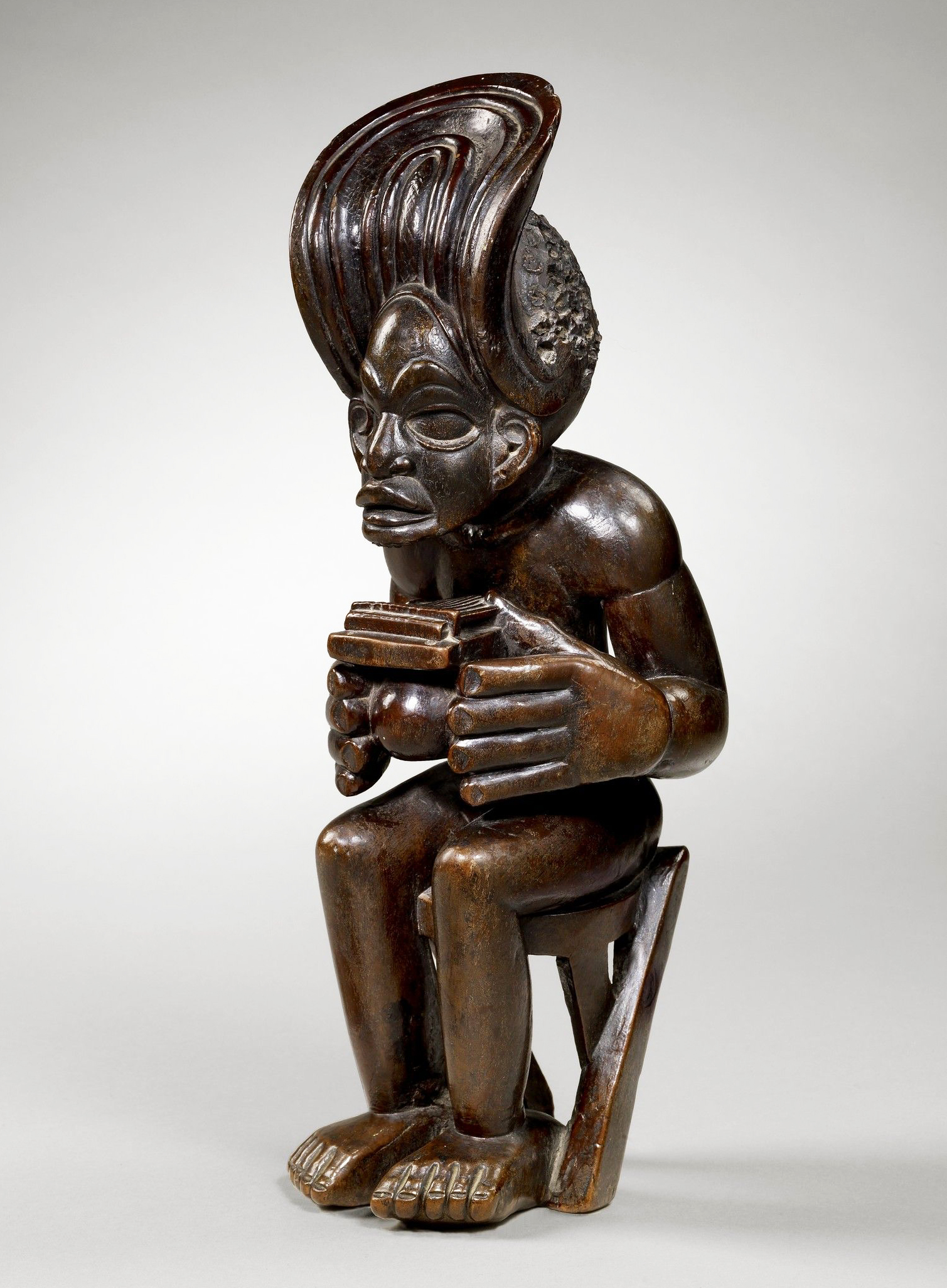 Chefe Tchokwe com quissanje do Museu quai Branly, Paris, escultor ...