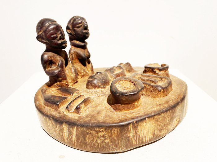 Tampa de provérbios Woyo ou Bakongo com casal, escultura de 1970 (c ...