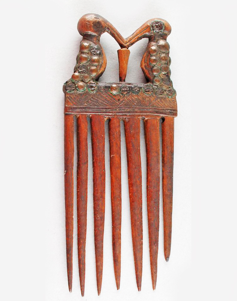 Pente Chokwe com “ngungu” do the British Museum, trabalho de 1920 (c ...