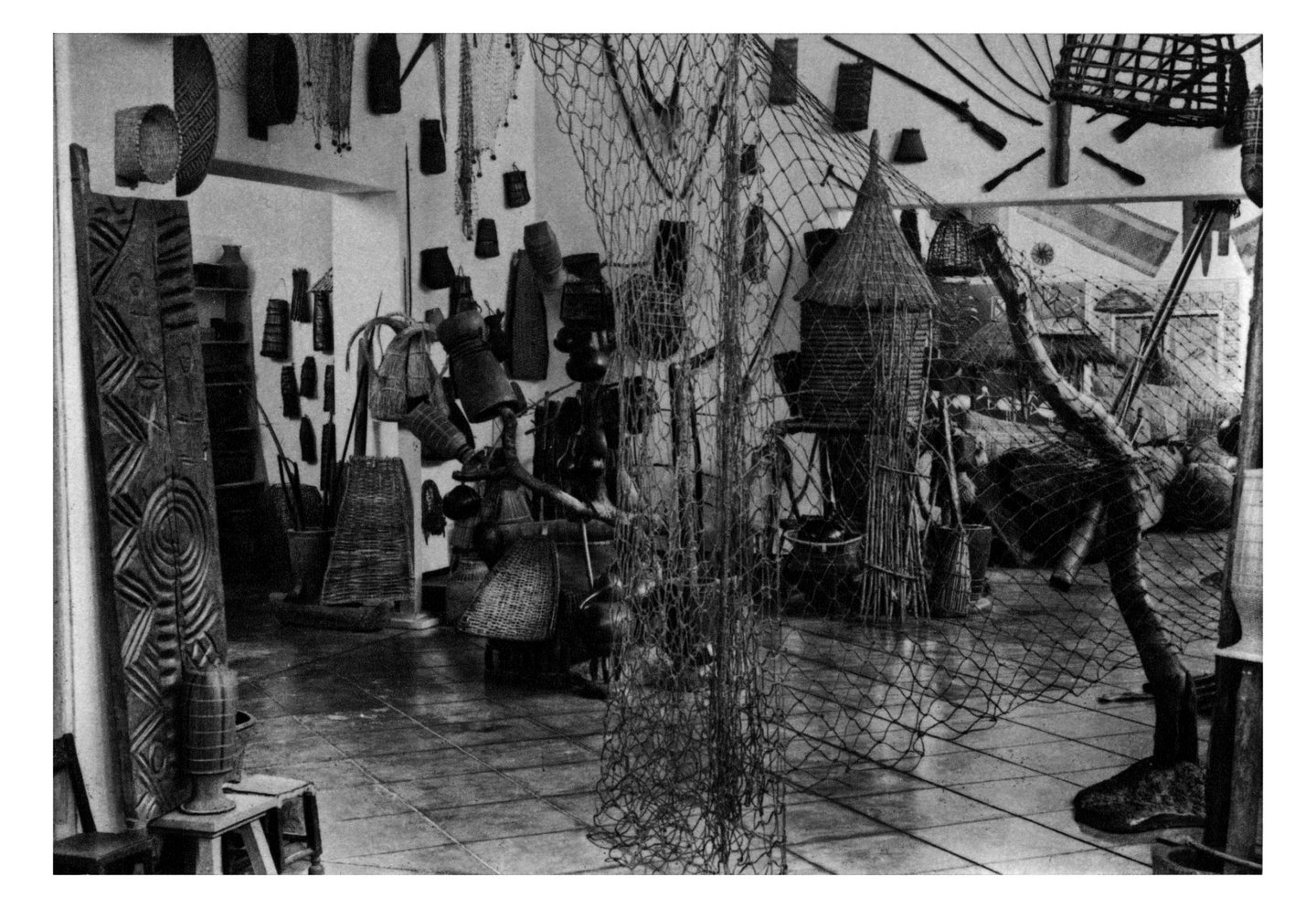 Interior do Museu do Dundo, Sala da Pesca, bilhete-postal de 1970 (c ...