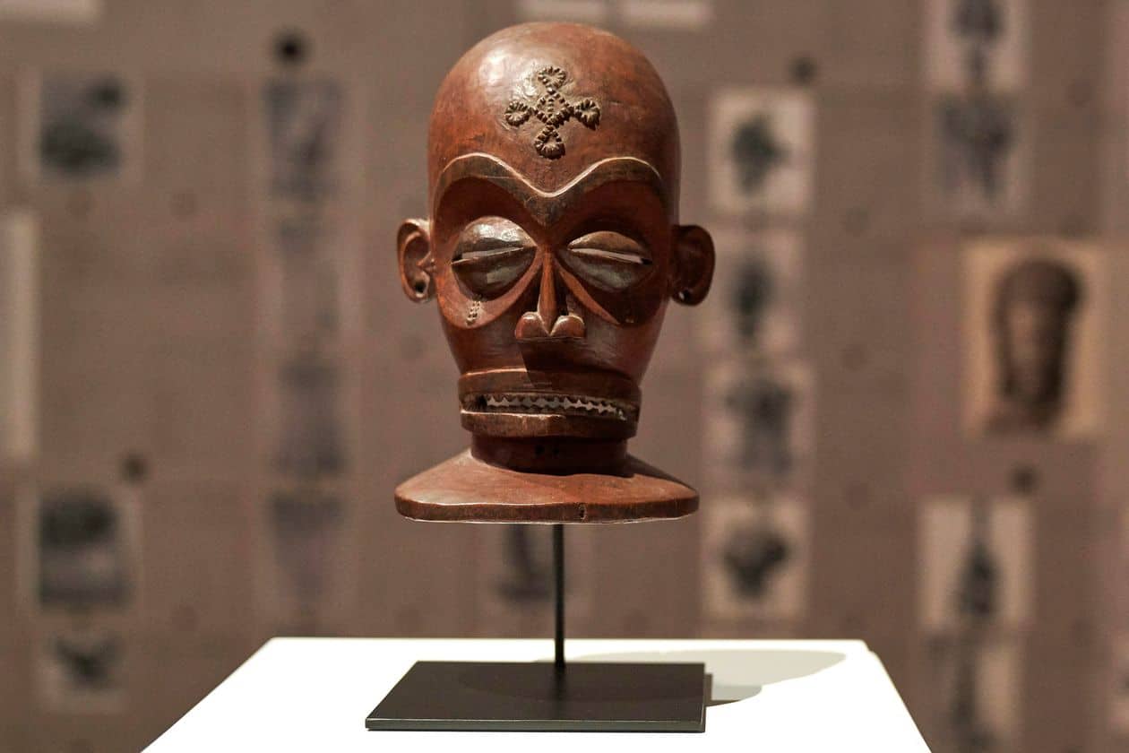 Máscara Cihongo Chokwe do antigo Museu do Dundo, trabalho de 1920 (c ...
