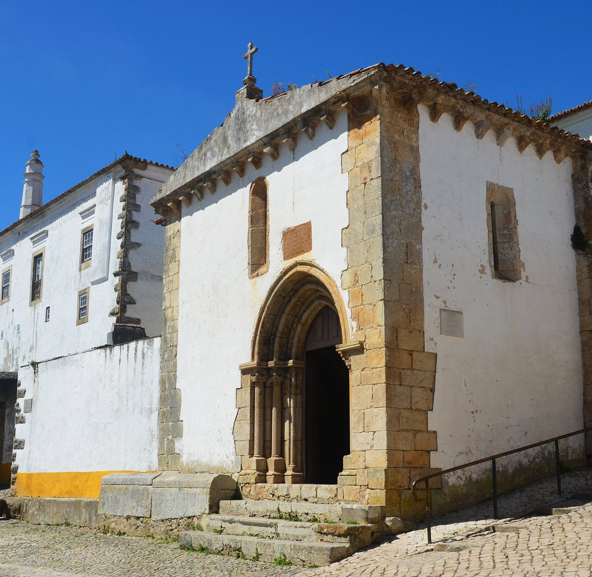 Fachada da Capela de São Martinho, 1320 (c.) e 1331, Óbidos, Portugal ...
