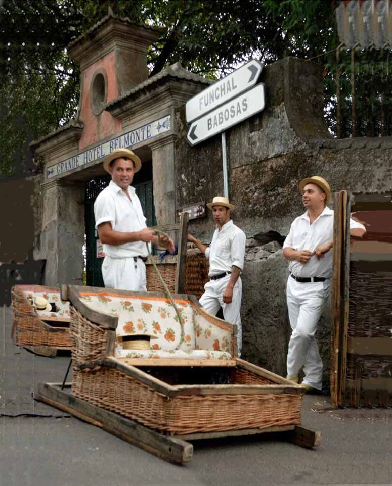 Carreiros e carros de cesto do Monte aguardando os turistas, 1990 (c ...